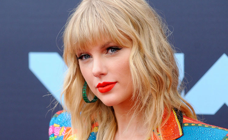 Taylor Swift Wins at 2020 American Music Awards!