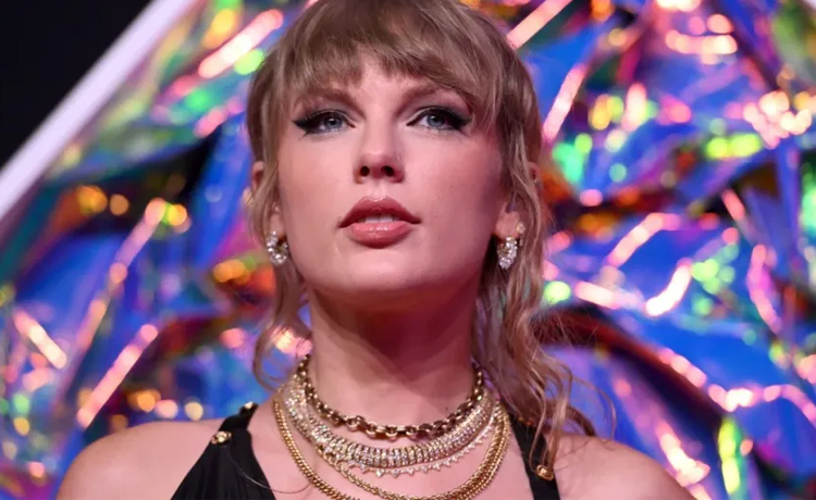 Taylor Swift Wins 'Video of the Year' at MTV VMAs